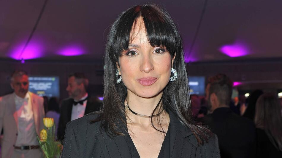 Stephanie Stumph inszeniert ihren Babybauch mit Humor | 1&1