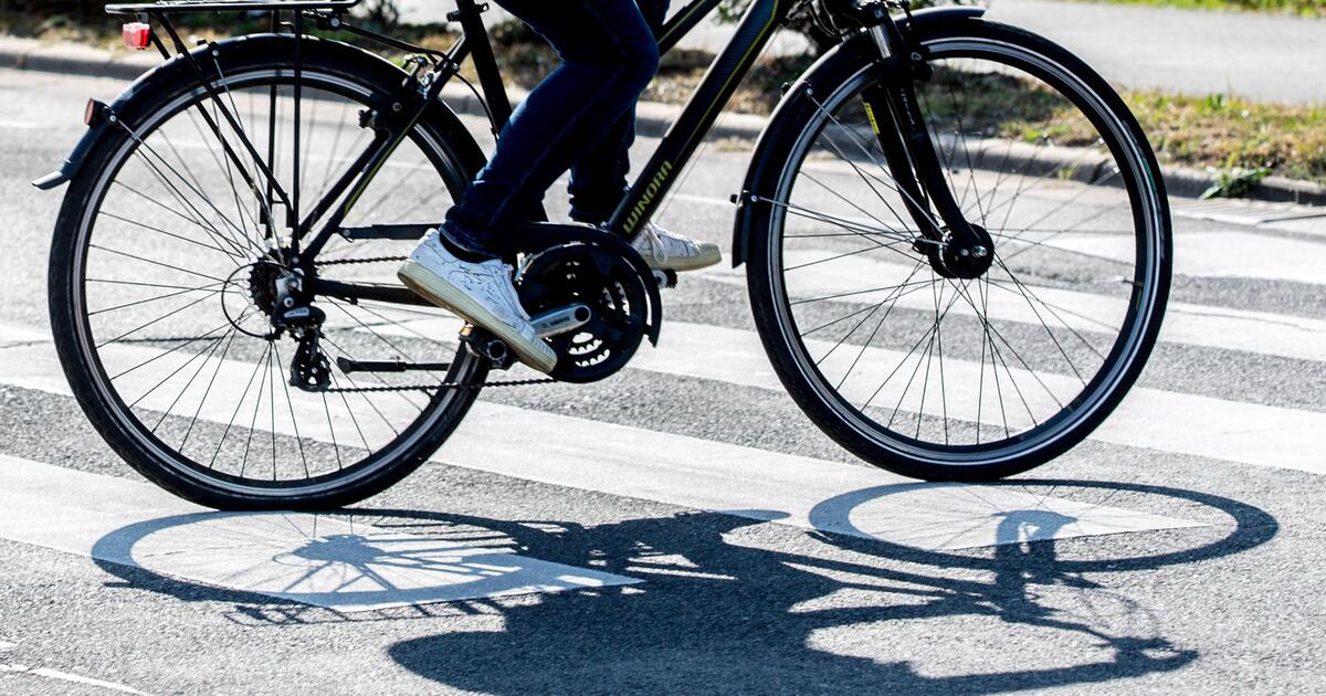 Wunderbar Fahrrad Ber Zebrastreifen Bildernull
