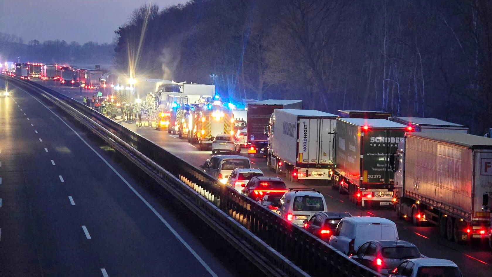 Tödlicher Unfall auf A1: Insassen ergriffen die Flucht – Polizei veröffentlicht neue ...
