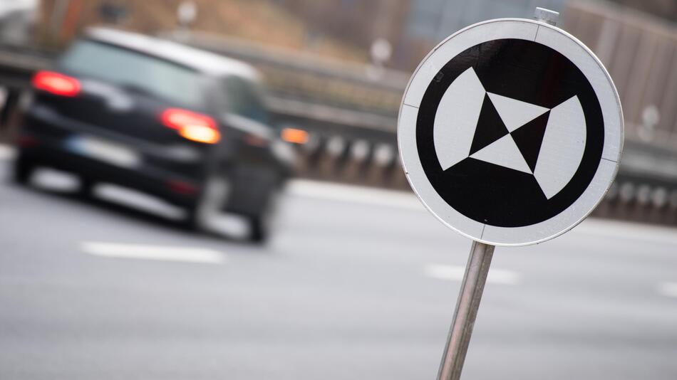 Schwarzweißes Verkehrsschild: Was steckt hinter dem Muster? | 1&1