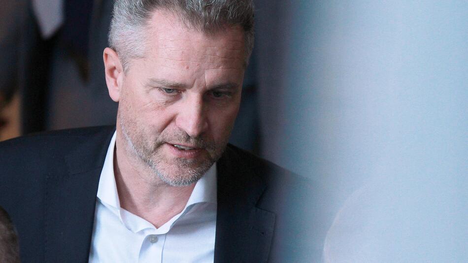 EU-Parlament hebt Immunität von AfD-Politiker Petr Bystron auf | 1&1