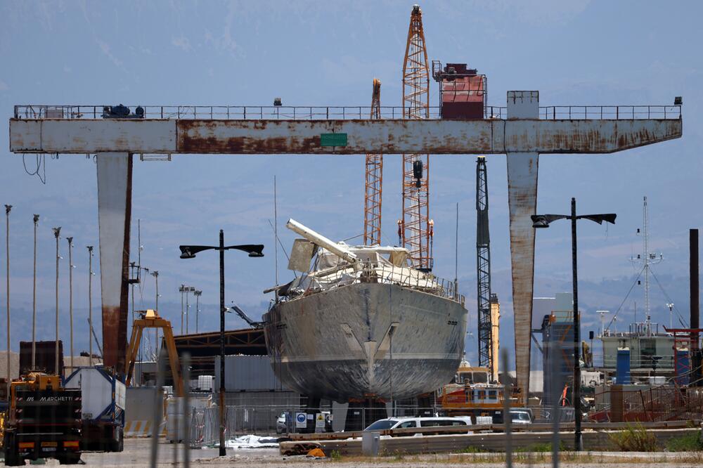 Erste Bilder zeigen Zustand der gesunkenen Luxusjacht "Bayesian" | 1&1