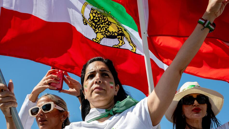 FIFA darf historische Iran-Flagge im WM-Stadion verbieten | 1&1