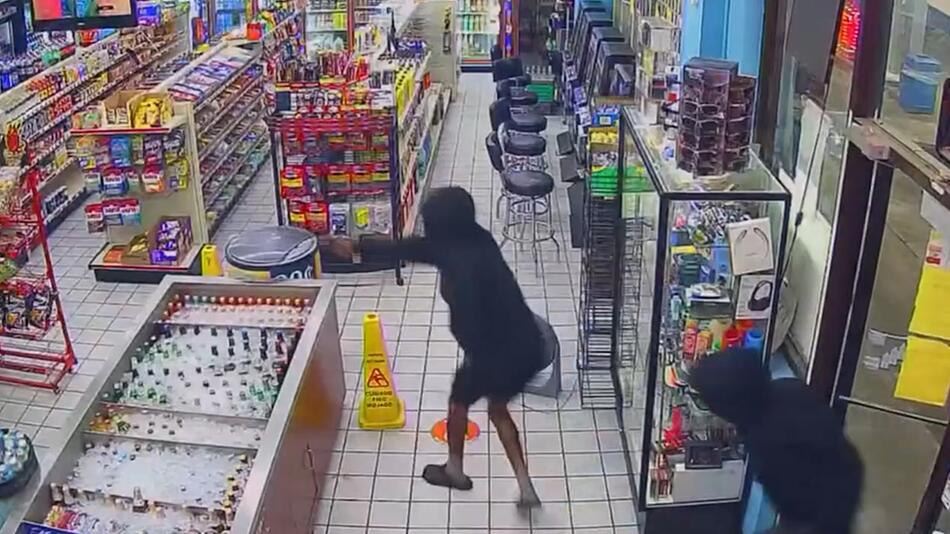 Zwei Männer überfallen Lebensmittelladen in Houston - Video | 1&1