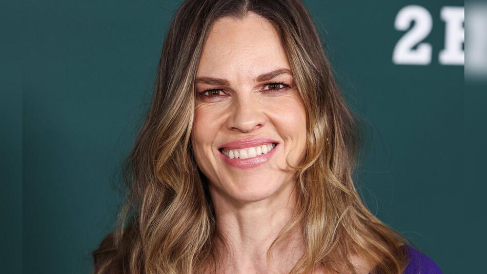 Hilary Swank teilt seltenes Familienfoto | 1&1