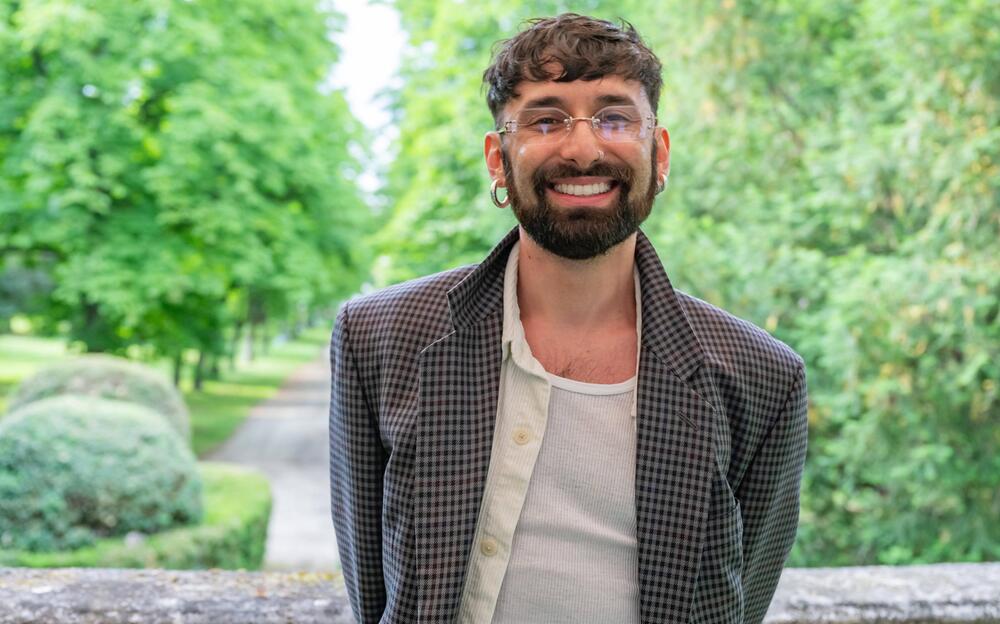 Conchita Wurst: So sieht Tom Neuwirth ohne Make-up und Perücke aus | 1&1