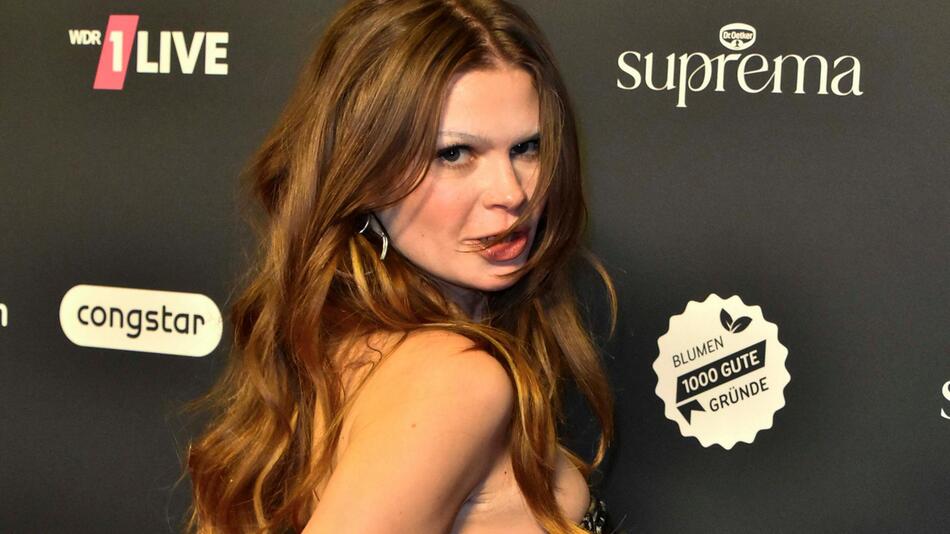 1Live Krone: Rapperin Ikkimel räumt "hinten ohne" doppelt ab | 1&1