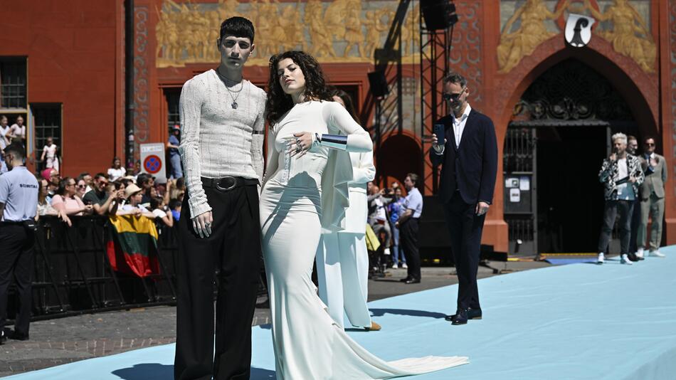 Deutsches ESC-Duo Abor & Tynna begeistern im Braut- und Space-Look | 1&1