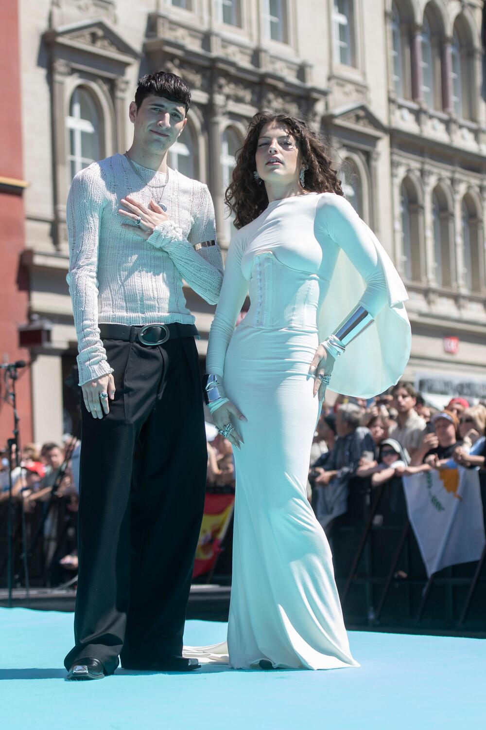 Deutsches ESC-Duo Abor & Tynna begeistern im Braut- und Space-Look | 1&1