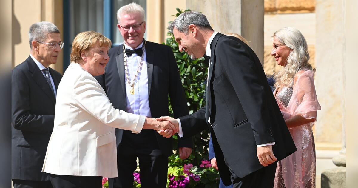 Söders Verbeugung vor Merkel sorgt für Aufsehen | 1&1