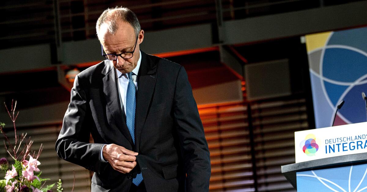 Als Merz spricht, stehen 30 Menschen auf und verlassen den Saal | 1&1