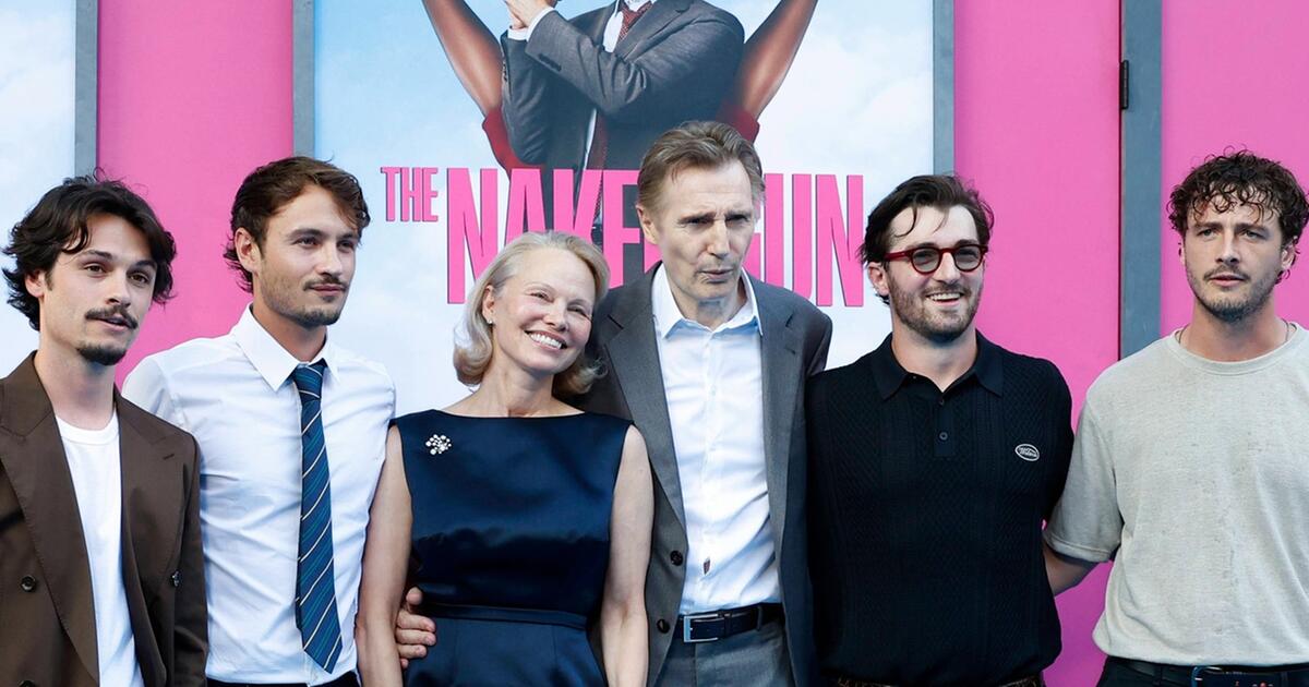 Pamela Anderson, Liam Neeson und Söhne: Filmpremiere mit der Familie | 1&1