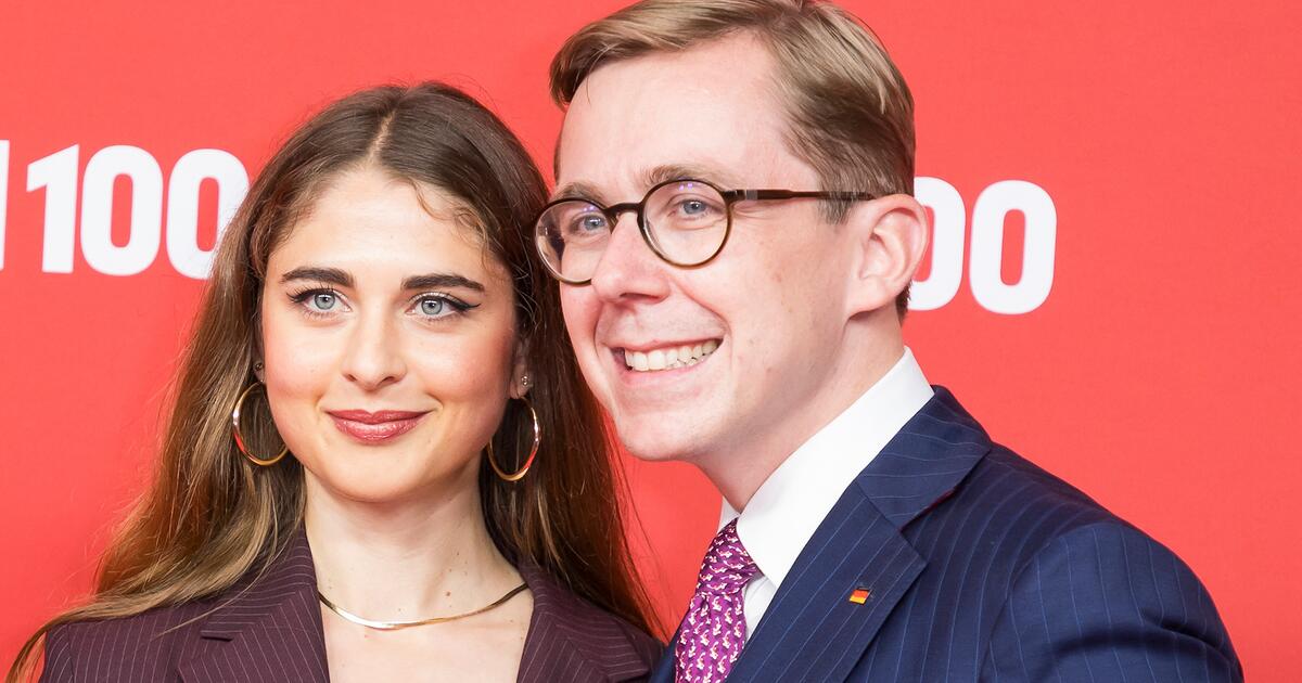 Philipp Amthor posiert mit Freundin Carlotta auf dem roten Teppich ...