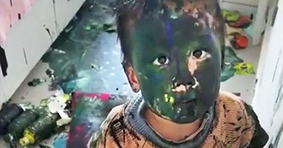 Kinder toben sich kreativ mit Farbe aus – Mutter ist fassungslos ...