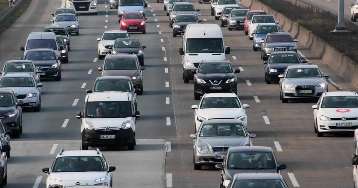 Was ist erlaubt? So verhalten Sie sich im Stau richtig | 1&1