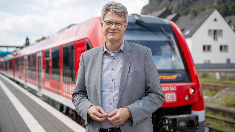 Verkehrsminister Schnieder will bei Bahn hart durchgreifen | 1&1