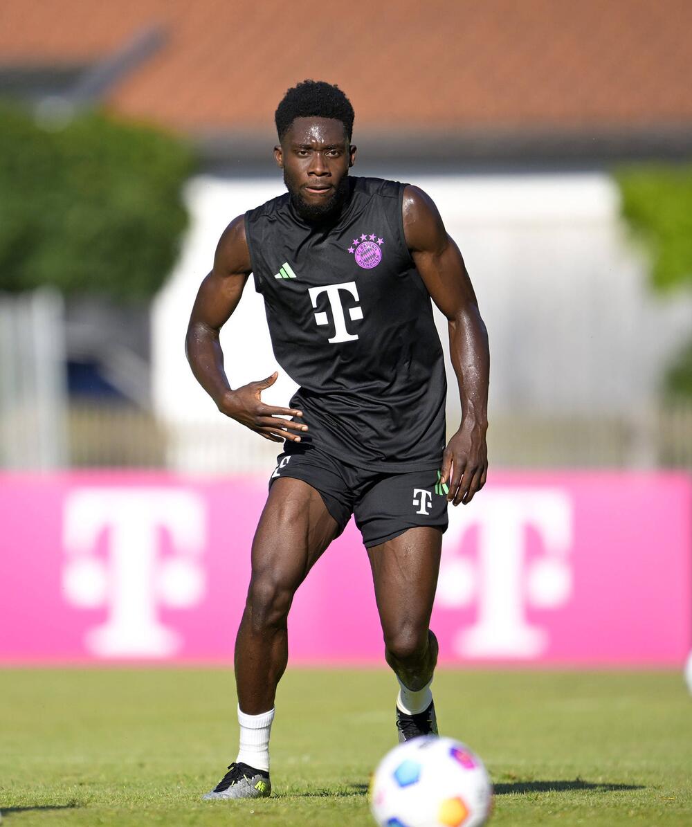 Davies-Foto zeigt die deutlichen Folgen eines Kreuzbandrisses | 1&1