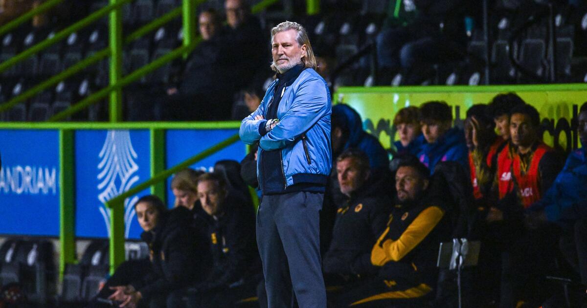 Trainer wechselt vier Spieler in der ersten Spielminute aus | 1&1