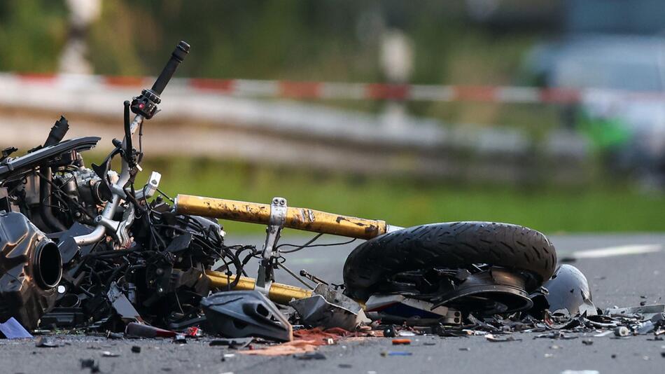 Zwei Motorradfahrer sterben bei Überholmanöver | 1&1