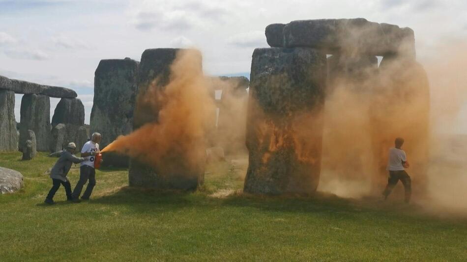 Stonehenge-Monument mit Farbpulver besprüht | 1&1