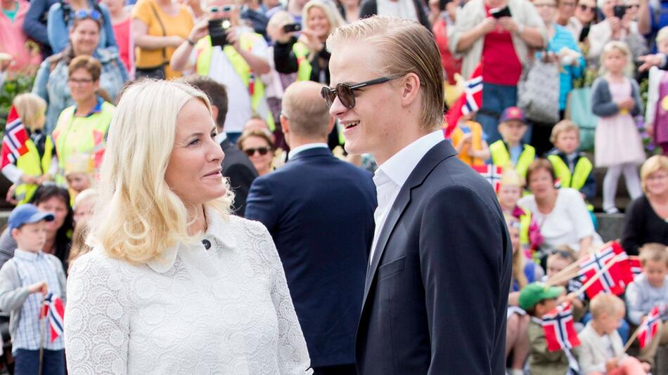 Trotz Haft: Marius Borg Høiby war wohl heimlich bei Mette-Marit | 1&1