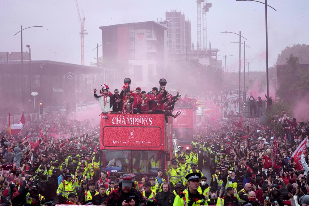 Auto fährt in Fußball-Fans: Was über Vorfall in Liverpool bekannt ist | 1&1