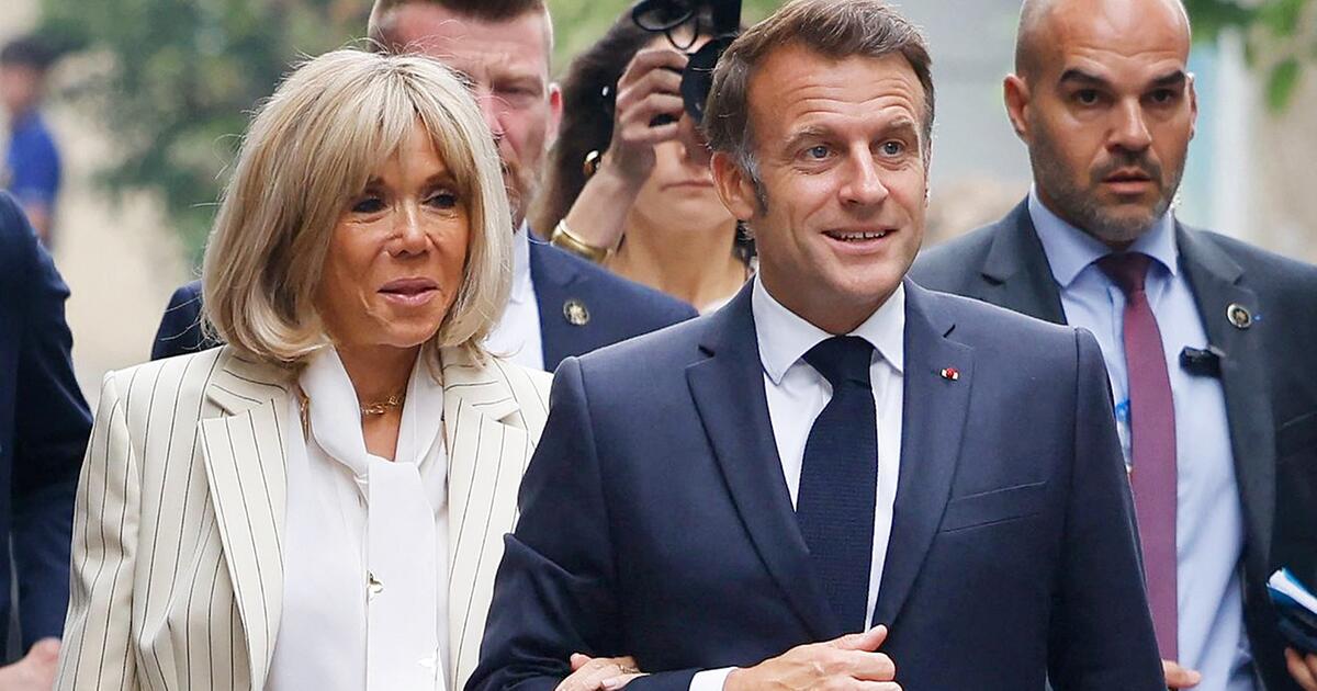 Nach dem Gesichtswischer: Die Macrons zeigen sich betont innig | 1&1