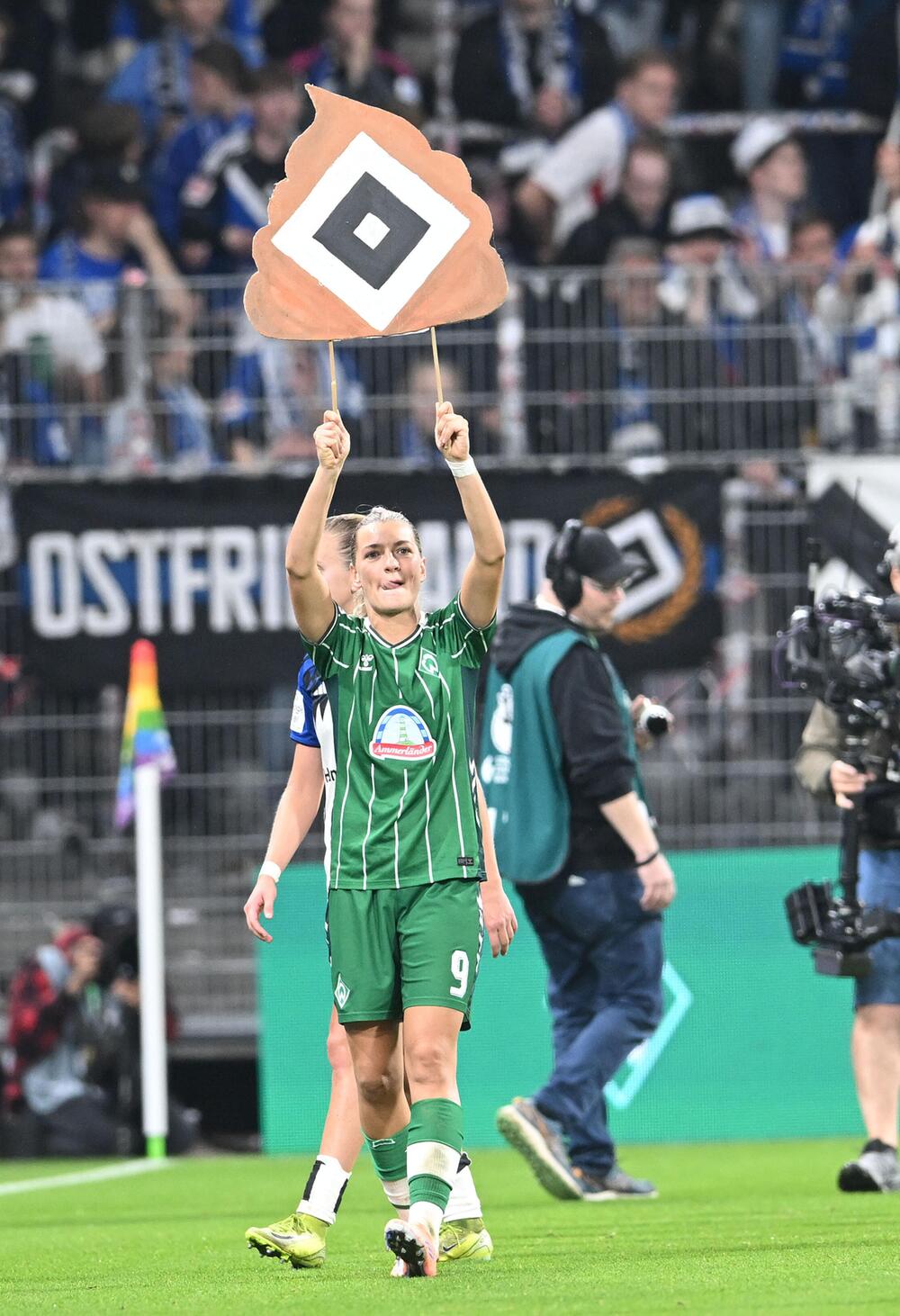 Werder-Spielerin provoziert HSV-Fans mit geschmacklosem Schild | 1&1