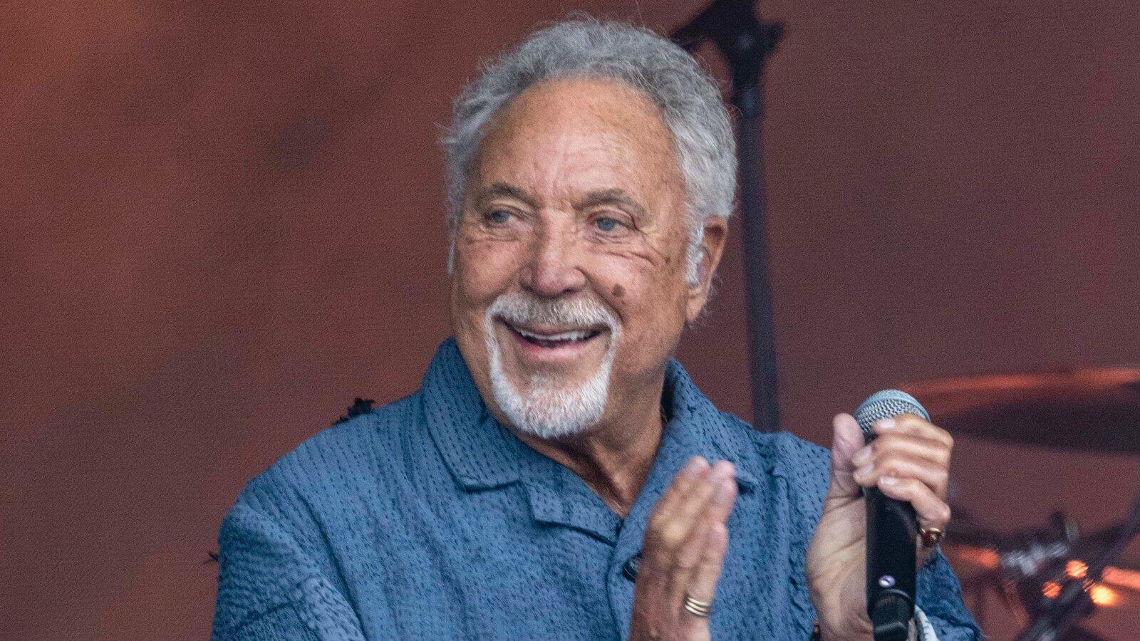 Gesundheitliche Gründe: Tom Jones sagt Konzert in Bremen kurzfristig ab | 1&1