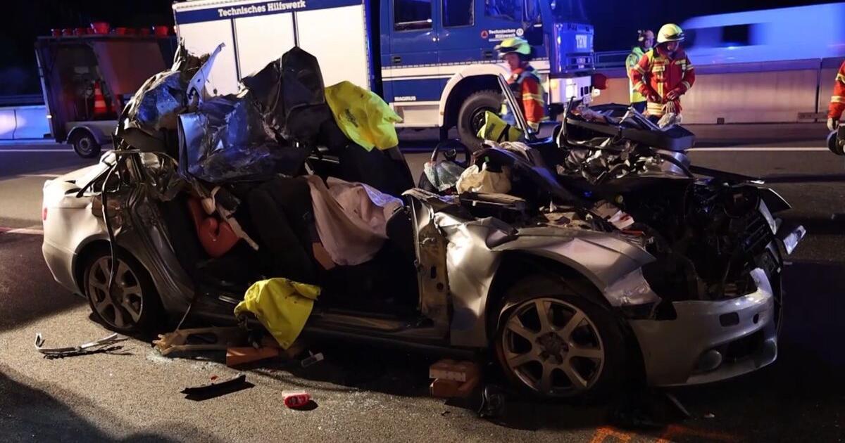 Auto gerät unter Lkw – vier Schwerverletzte - Video | 1&1