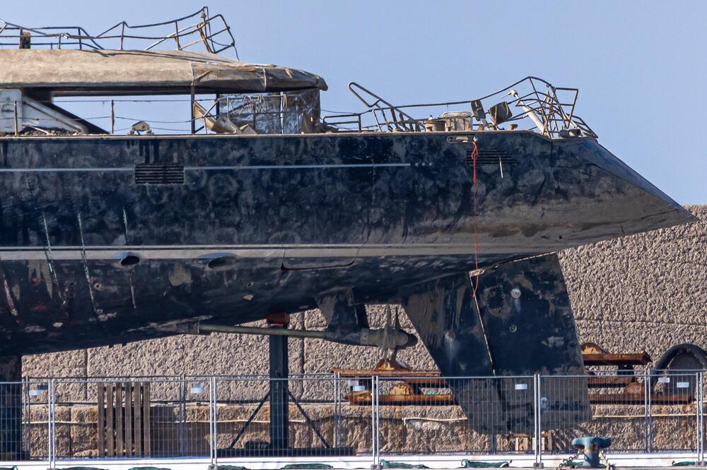 Erste Bilder zeigen Zustand der gesunkenen Luxusjacht "Bayesian" | 1&1