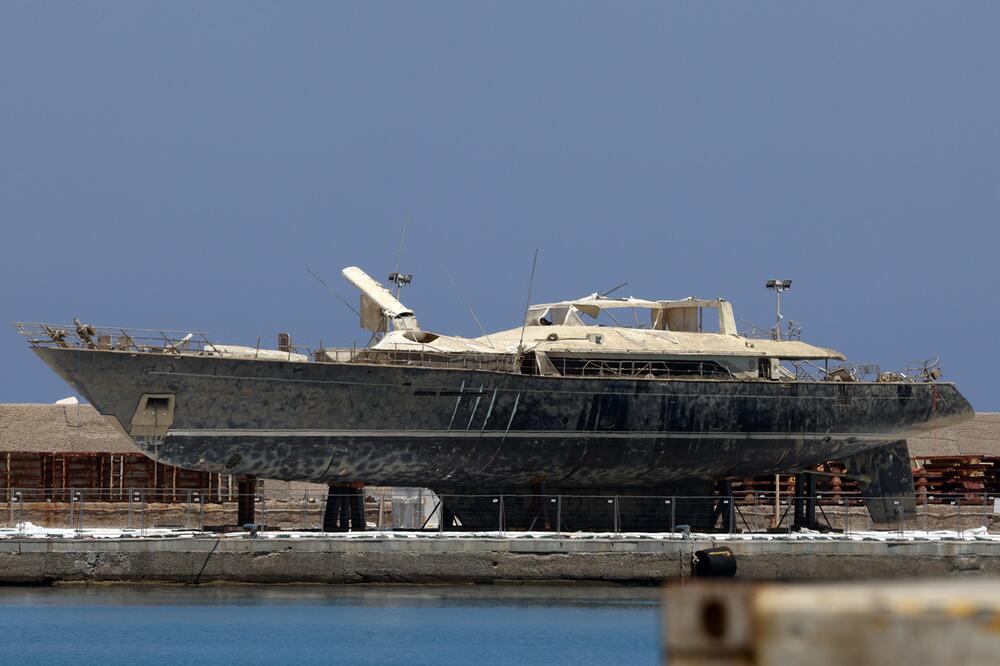 Erste Bilder zeigen Zustand der gesunkenen Luxusjacht "Bayesian" | 1&1