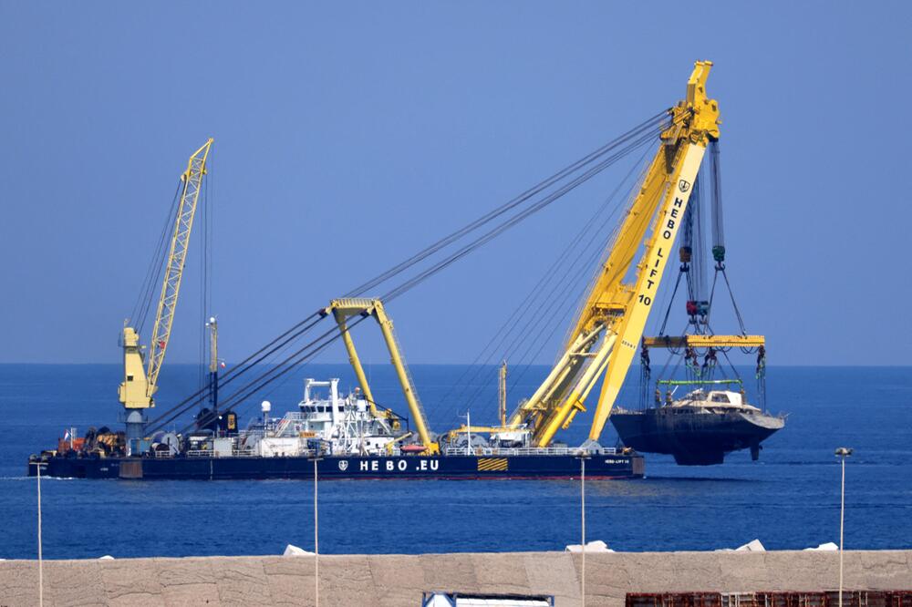 Erste Bilder zeigen Zustand der gesunkenen Luxusjacht "Bayesian" | 1&1