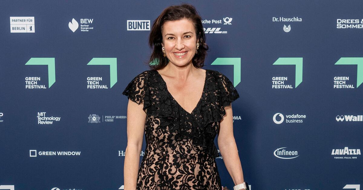 Dorothee Bär begeistert im ungewohnten Spitzen-Look | 1&1