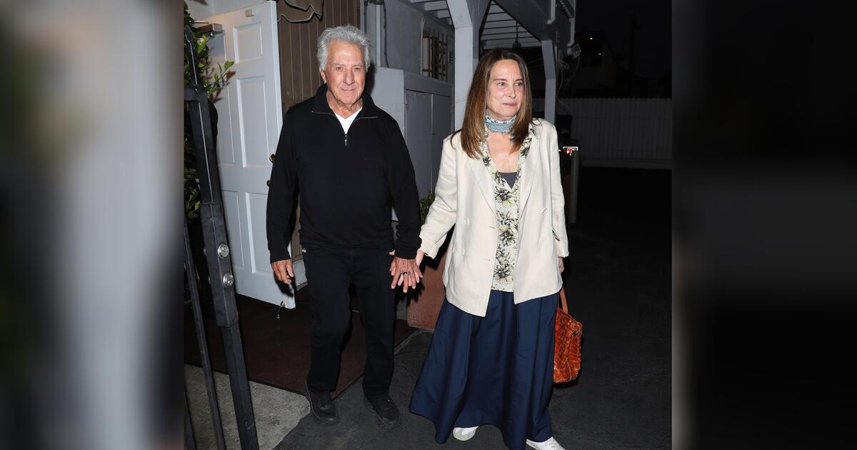 Hand in Hand: Dustin Hoffman feiert 88. Geburtstag mit seiner Lisa | 1&1