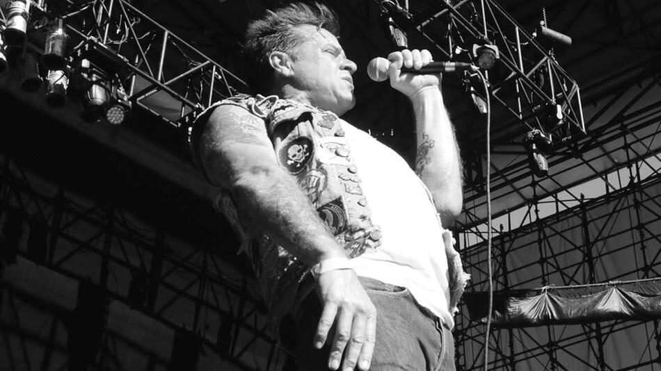 Junkyard-Sänger David Roach stirbt kurz nach seiner Hochzeit | 1&1