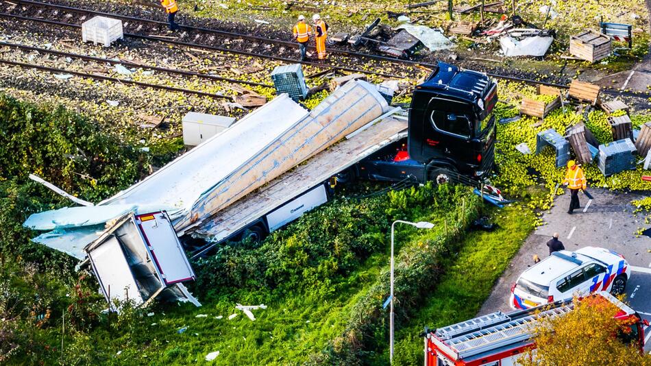 Zug entgleist nach Kollision mit Lkw - fünf Verletzte | 1&1