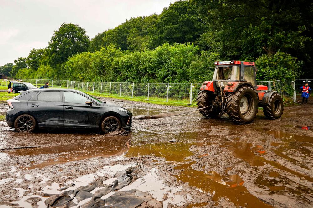 Mit dem Trekker aus dem Schlamm: Abreise vom Wacken hatte es in sich | 1&1