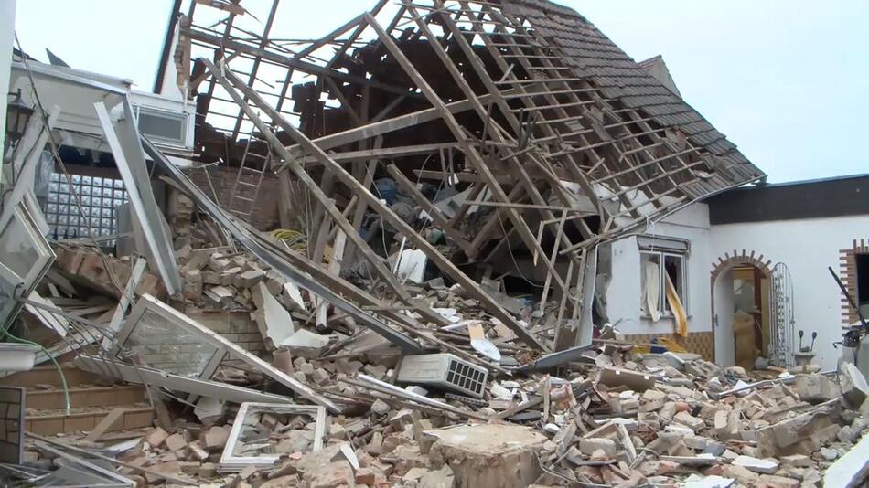 Haus nach Explosion eingestürzt – Mann schwer verletzt aus Trümmern gerettet - Video | 1&1