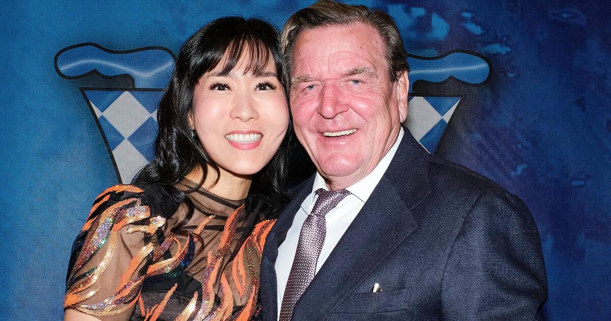 Gerhard Schröders Ehefrau Soyeon zeigt sich in Talar und mit Doktorhut ...