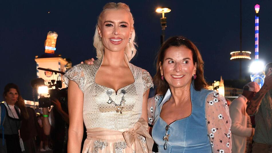 "Aussehen wie 21": Claudia Obert geht vor der Wiesn zum Beauty-Doc | 1&1