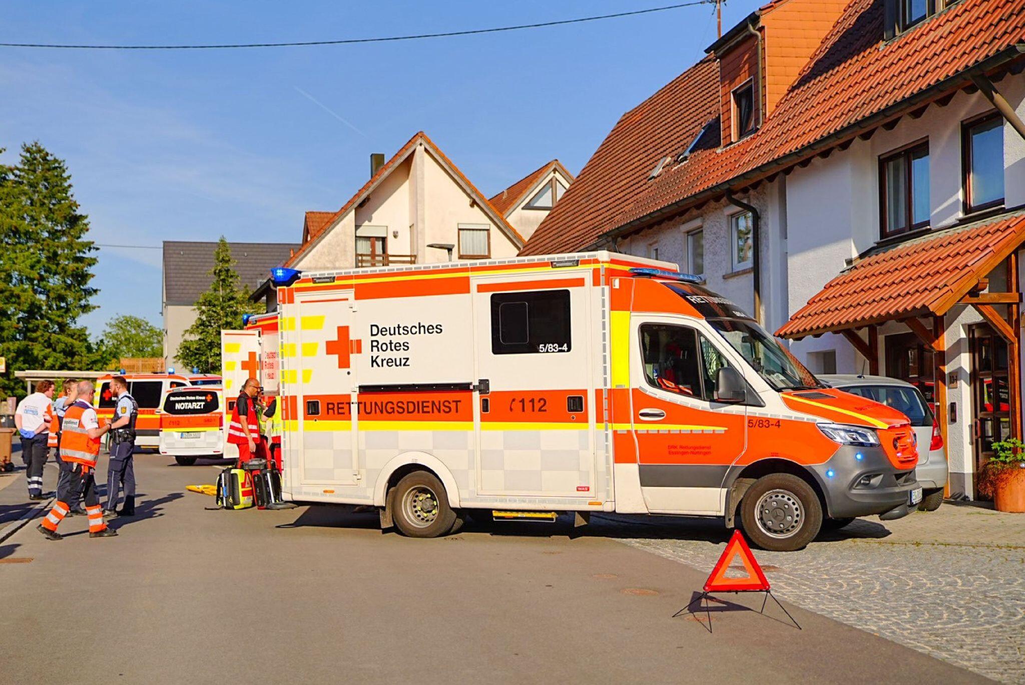 Auto kollidiert mit Fußgängern - zwei Schwerverletzte | 1&1