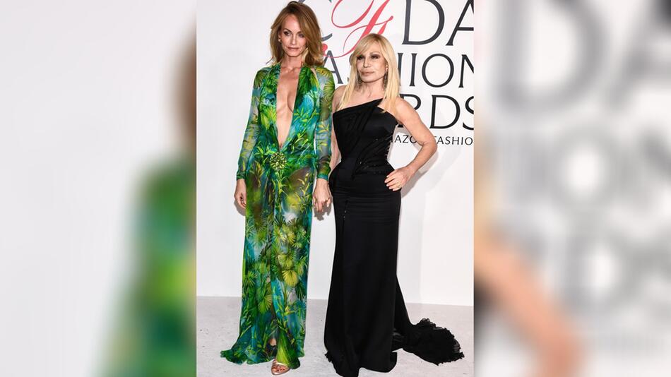Model Amber Valletta trägt eines der legendärsten Kleider der ...