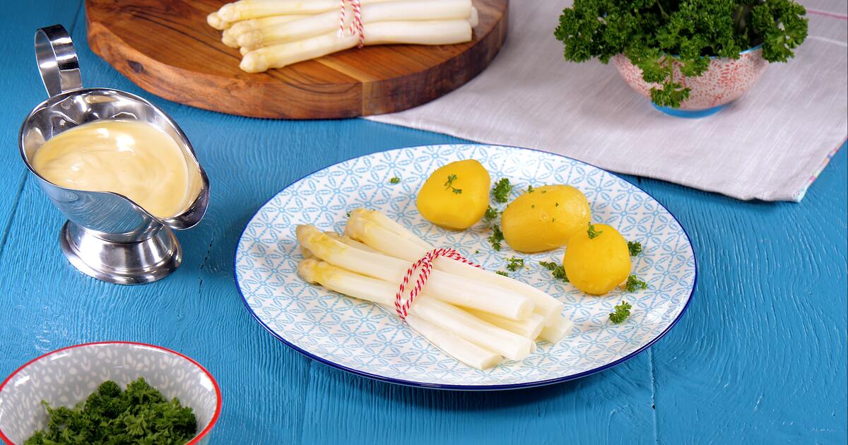 In besonderem Sud kochen: So wird weißer Spargel perfekt - Video | 1&1