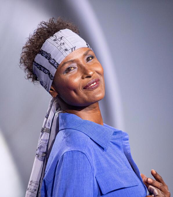Waris Dirie | Steckbrief, Bilder und News | 1&1