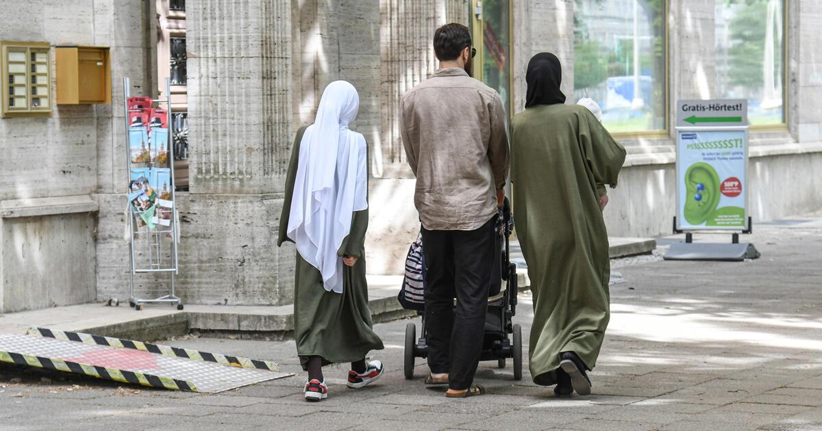 Warum so wenige Syrer Deutschland trotz Assads Ende verlassen | 1&1