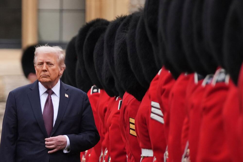 Der König fährt für Trump mächtig auf – Melania erneut mit XL-Hut | 1&1