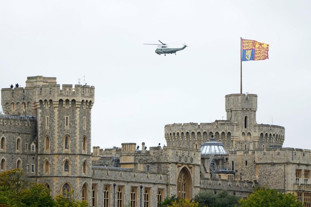 Der König fährt für Trump mächtig auf – Melania erneut mit XL-Hut | 1&1