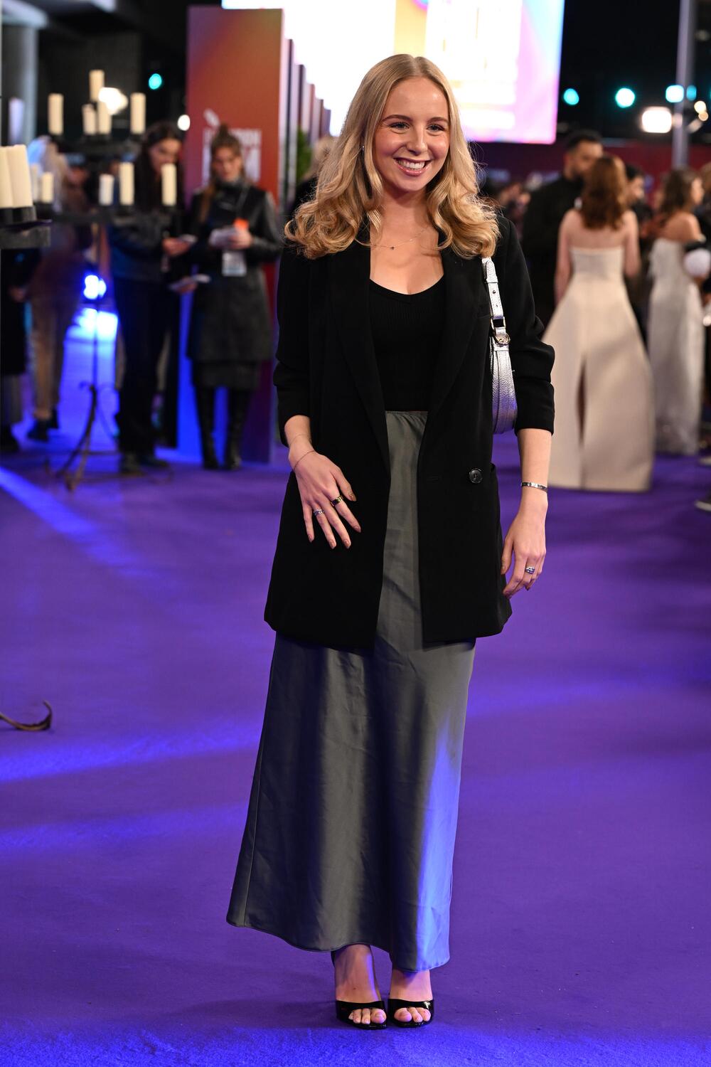 Emma Corrin bricht mit klassischen Konventionen | 1&1