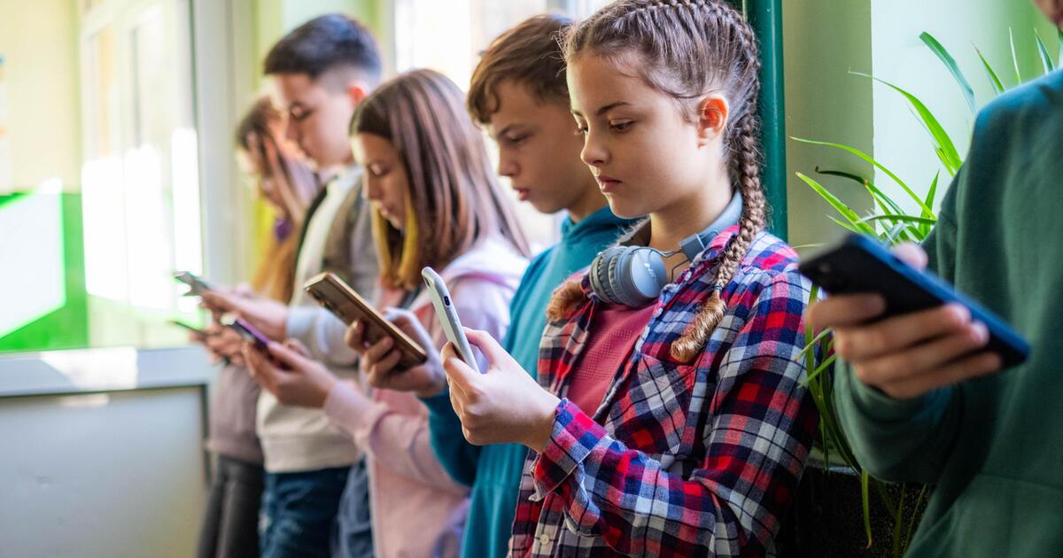 Handyverbot an Schulen? Bundesländer diskutieren über Regeln | 1&1